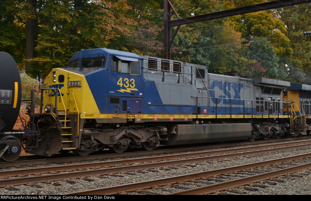 CSX AC44CW 433 in very clean YN2 trails on Q417-22